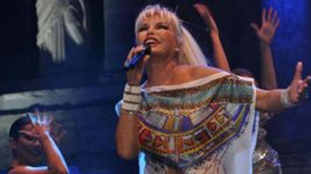 Pekkan'dan Antik Tiyatro'da muhteşem konser - İzmir Haber - İzmir Son ...