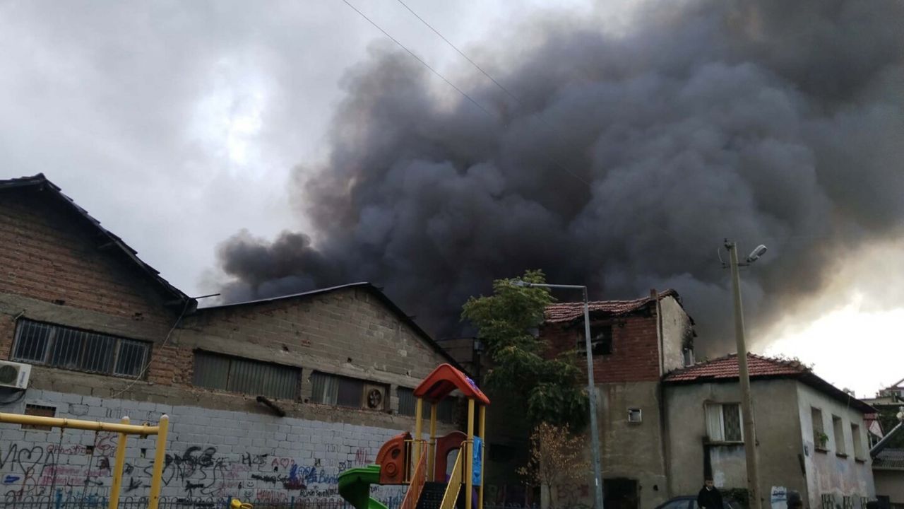 Depoda yangın... Gökyüzü siyaha boyandı! - İzmir Haber - İzmir Son ...